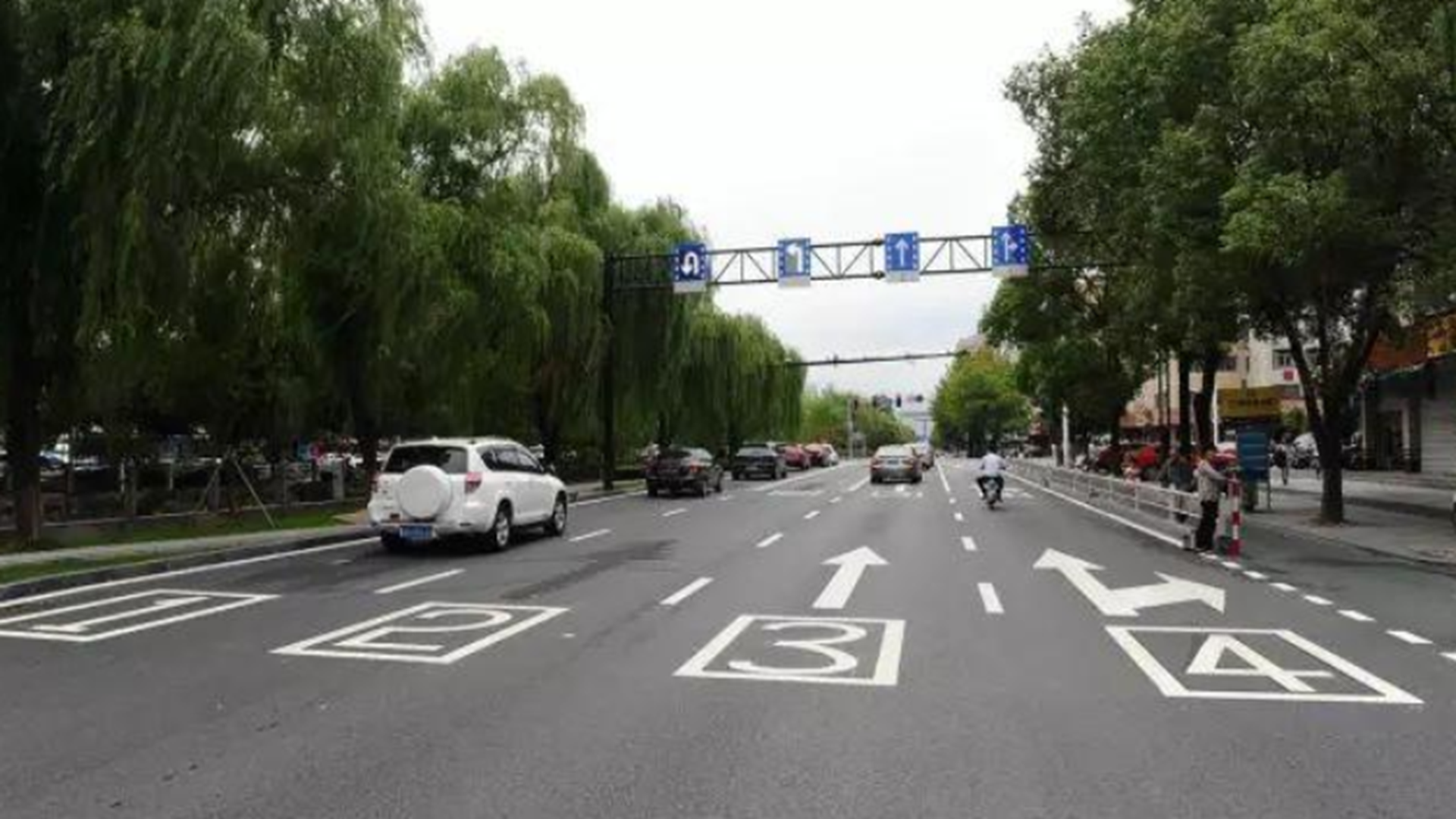 How should the road of the sawtooth sign go?Many car owners have not ...