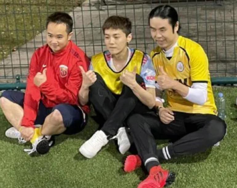 Lu Han took a photo with football players, netizens praised: Teacher Lu ...