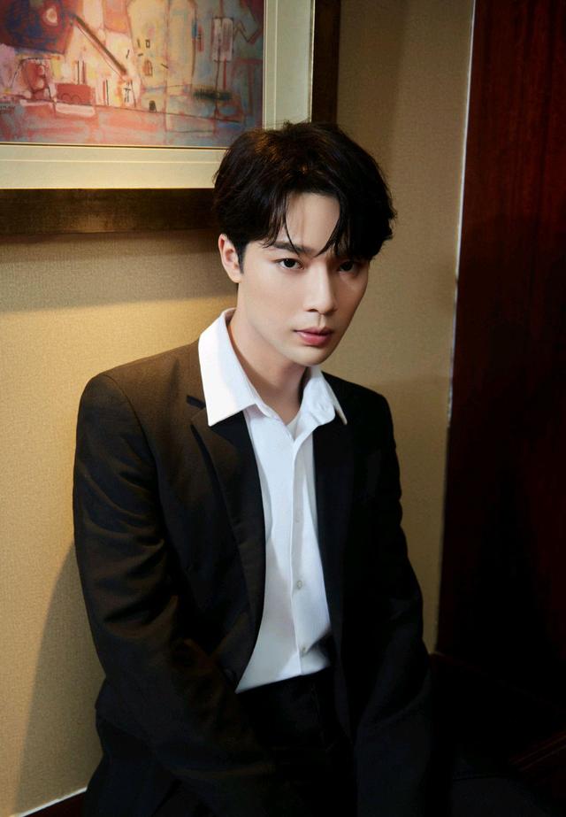 Li Daikun's casual wear has a new height of handsome, white chic, black ...