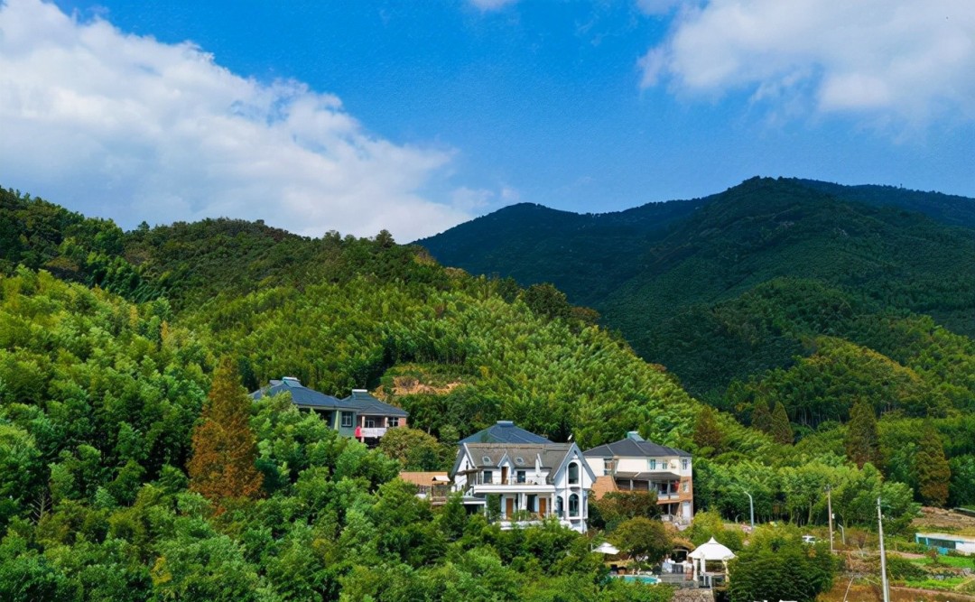 The fairy tale castle on the mountainside of Mogan Mountain - iNEWS