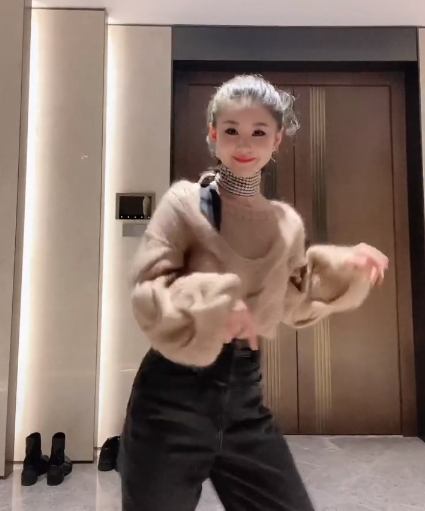 35-year-old Li Xiaomeng's recent sun exposure, slender figure looks like a school girl, and his ...