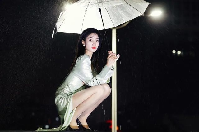 Rhythmic gymnastics goddess Shu Siyao takes a recent photo, wearing a long skirt with high slits ...