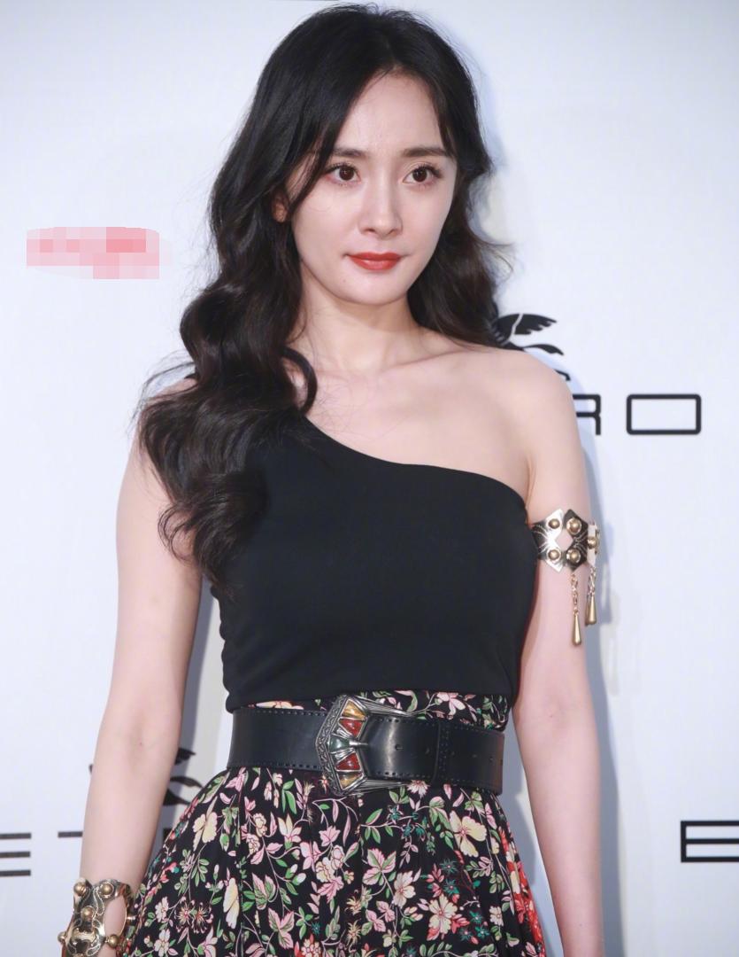 It is also a brand live event. Tang Yan and Yang Mi's pictures are in ...