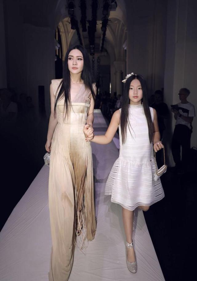 Tian Hai Rong is rich in daughters, 13 years old wears high-definition ...