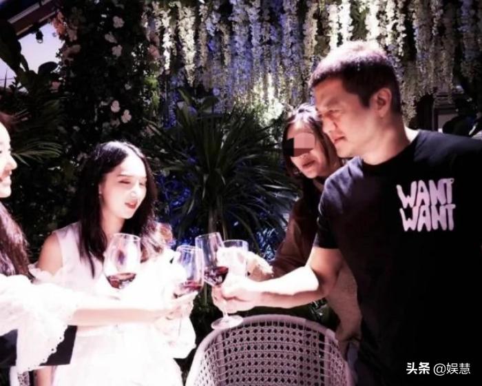 Li Yapeng set up his birthday two months in advance, surrounded by ...