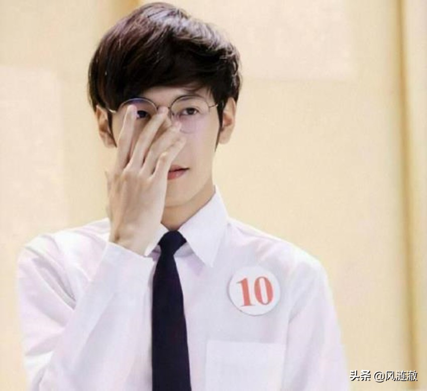 Thai popular star Singto becomes a monk and prays for his deceased ...