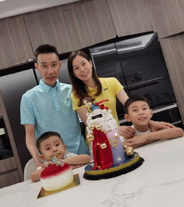 After Li Zongwei's success in fighting cancer, his body was thin. The ...