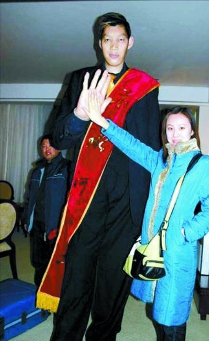 China's first male giant Wang Fengjun: 2.55 meters tall, a head taller ...