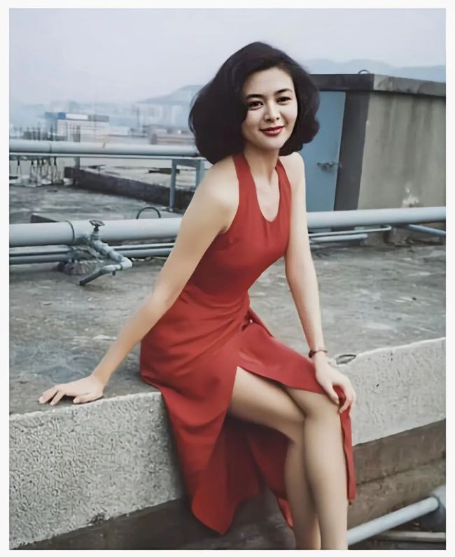 Rosamund Kwan, wearing precious jewellery, was met with great style. No matter how old she is ...