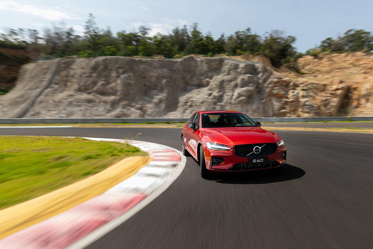 Famous scene: Volvo S60 wins BMW 3 Series on the track - iNEWS