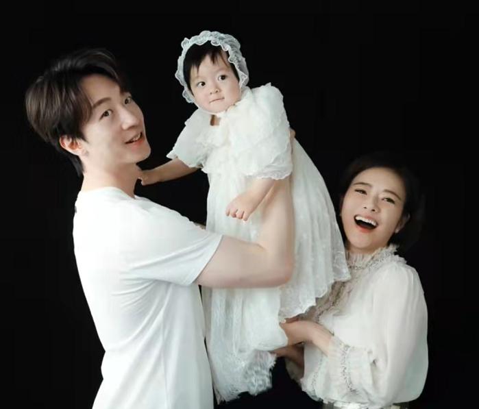 The host Chen Chenhan posted a family portrait. He was like a sibling ...
