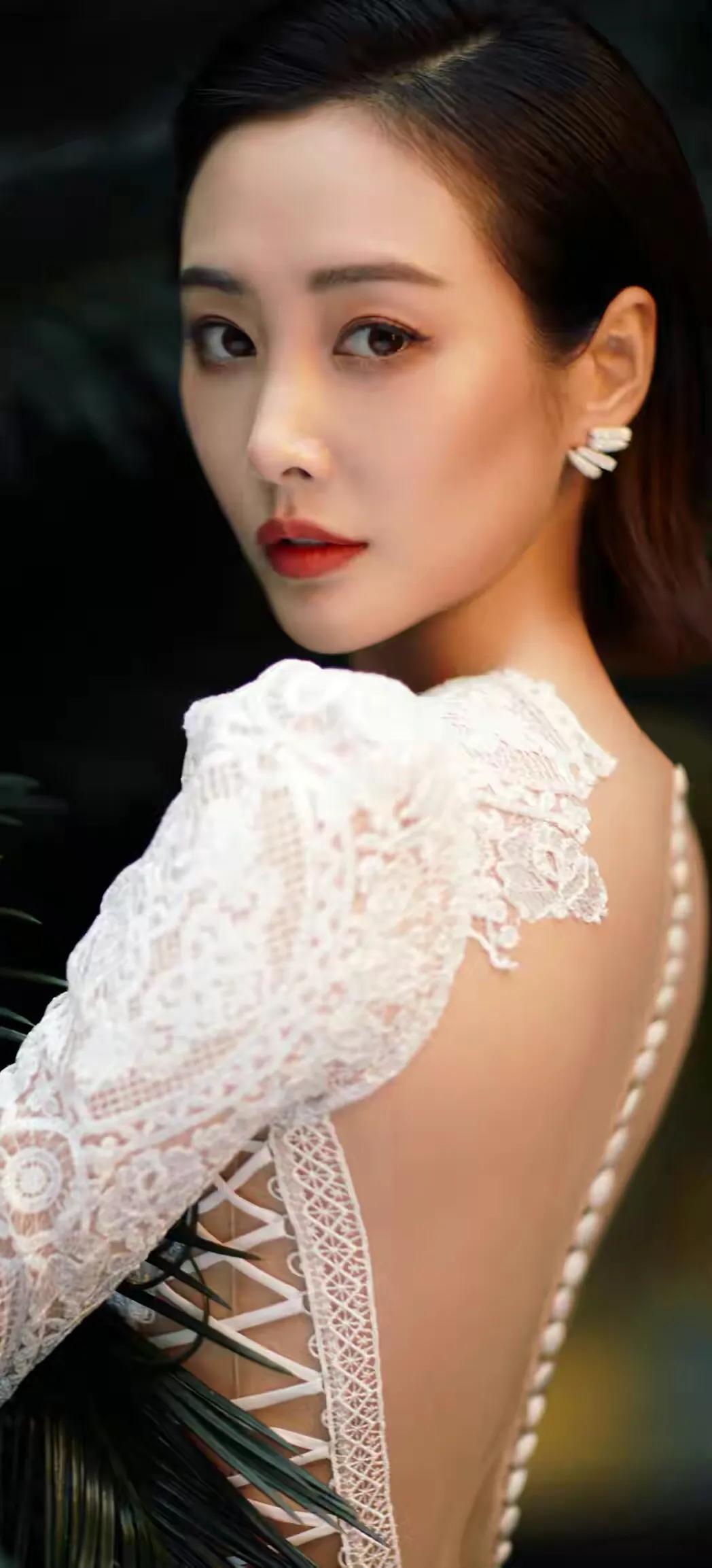 Sexy and delicate - Li Chun - iNEWS