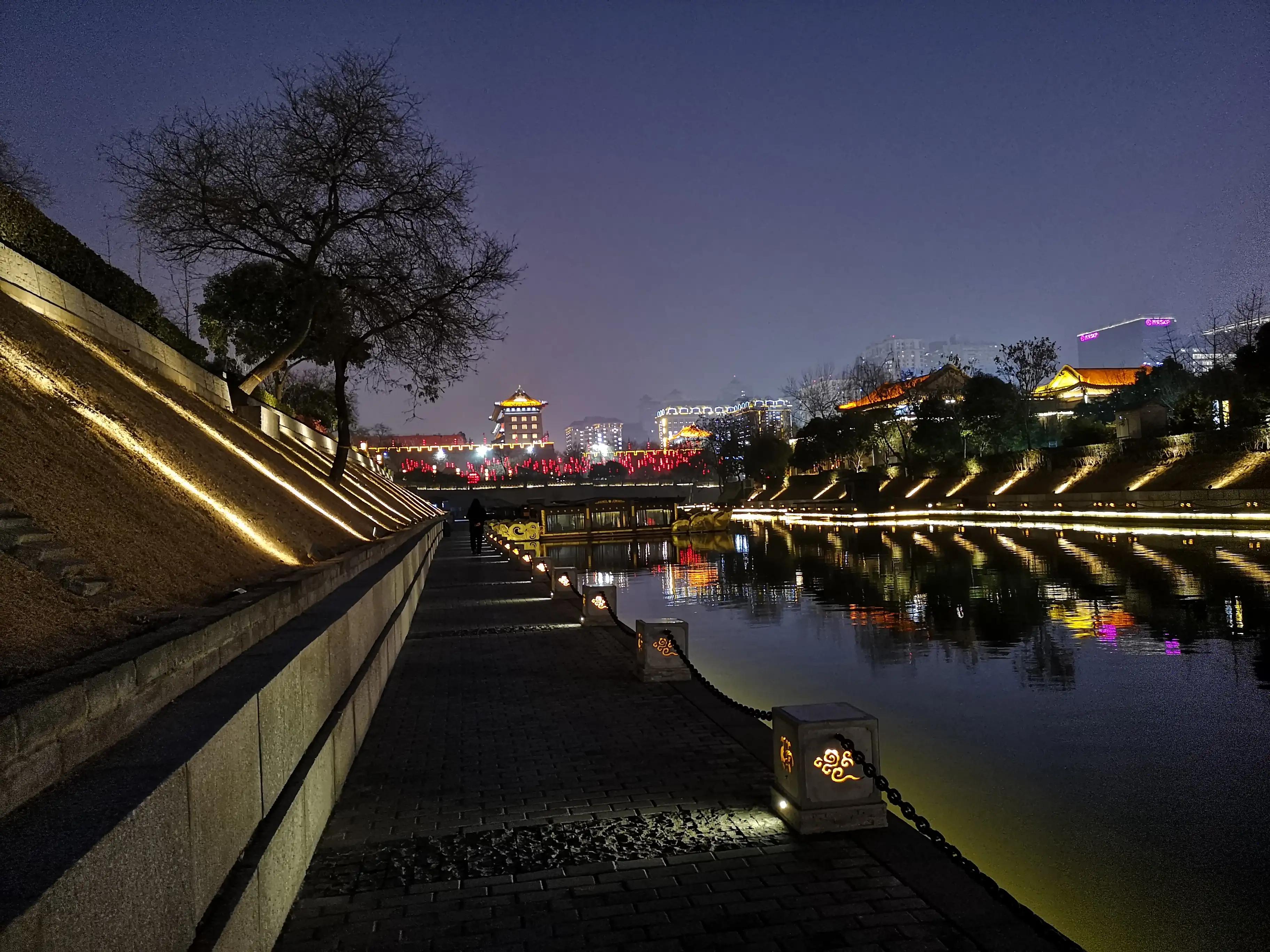 Night view of Xi'an Huancheng Park - iNEWS