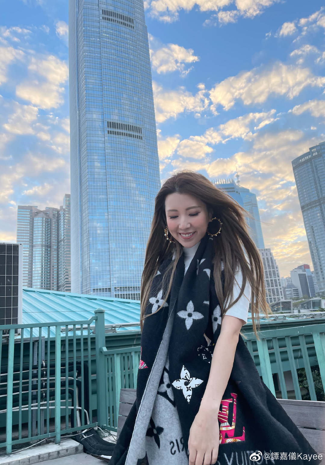 "TVB theme song queen" Tan Jiayi is correct in singing and filming, the ...