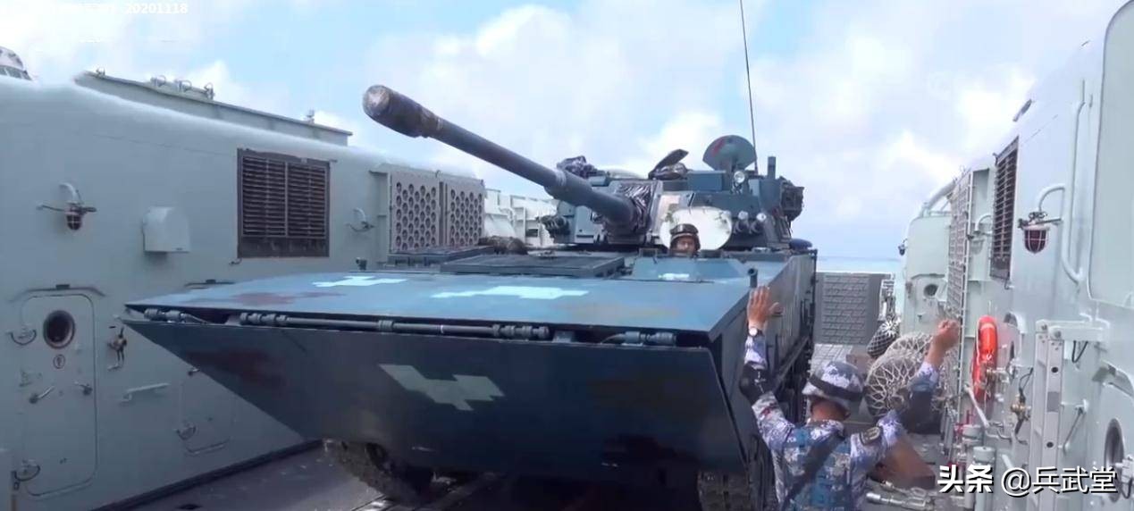 The internal details of the Mustang 726 hovercraft, carrying 96 tanks ...