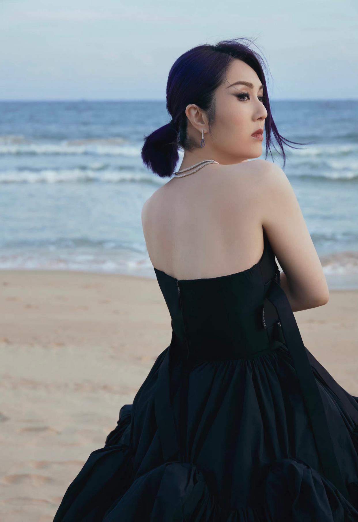 Miriam Yang's black fluffy dress is very shabby, and her blue hair ...