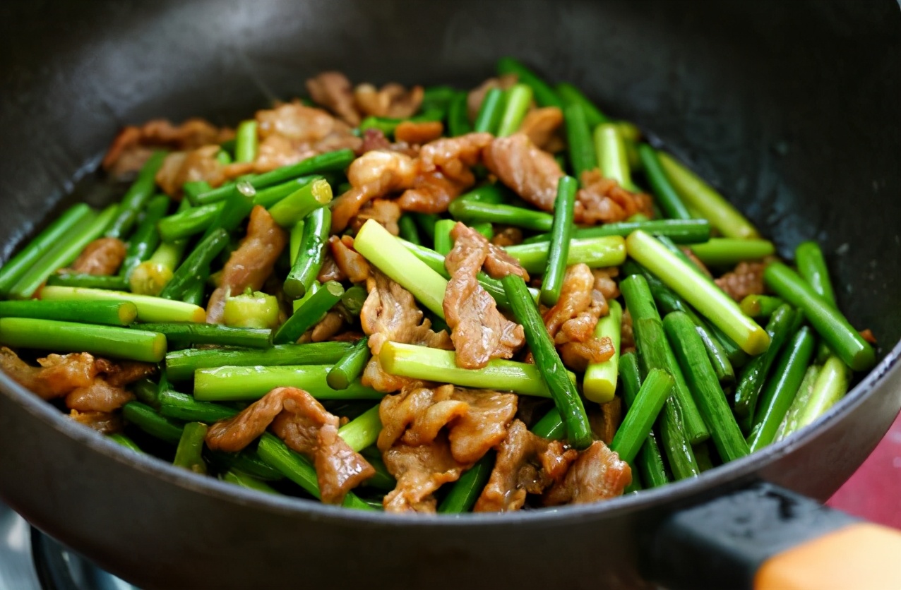 Stir-fried garlic moss like this, it is crispy, green and tasty, share ...