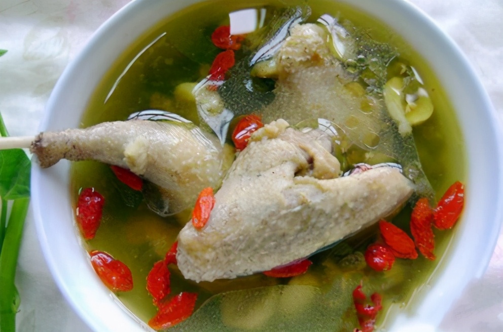 Should the stewed pigeon soup be blanched?The chef teaches you the ...