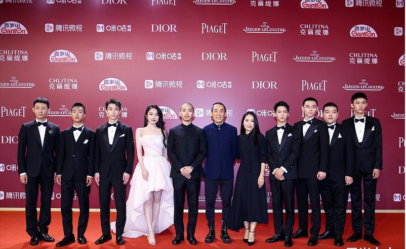 The newest girl Lin Boyang, who walked the red carpet with Zhang Yimou ...