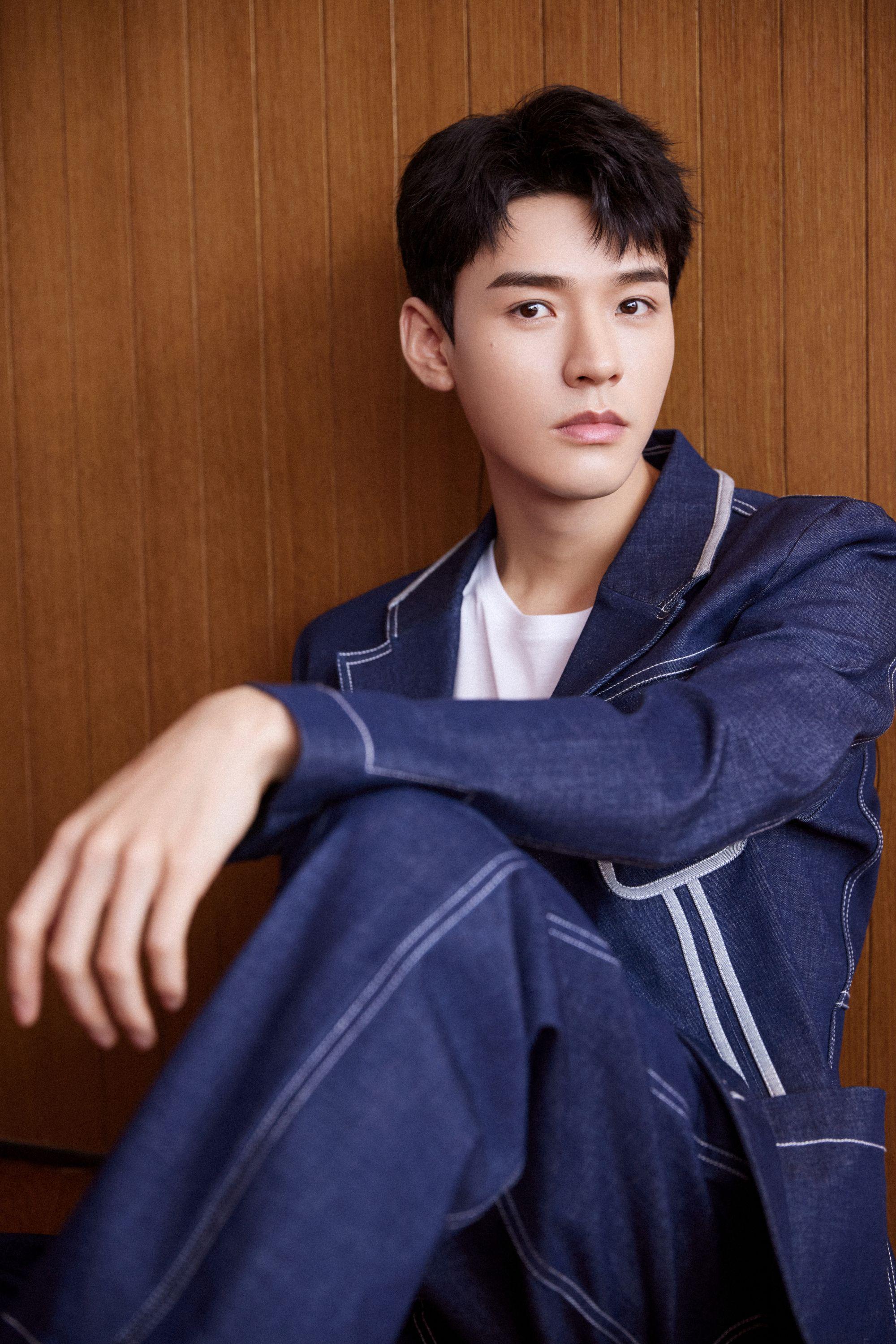 Gong Jun revealed that he had acted as a group performer for Zhang Yuqi ...