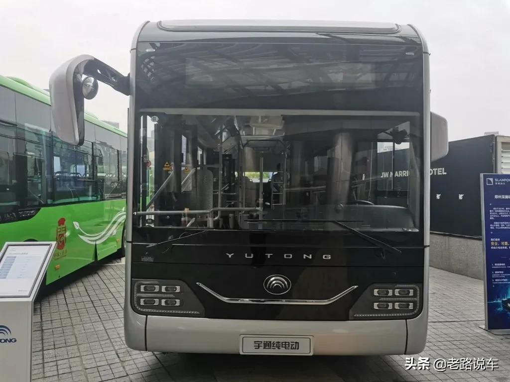 Yutong Black King Kong shuttles on the streets of the city-Yuwei U10 ...