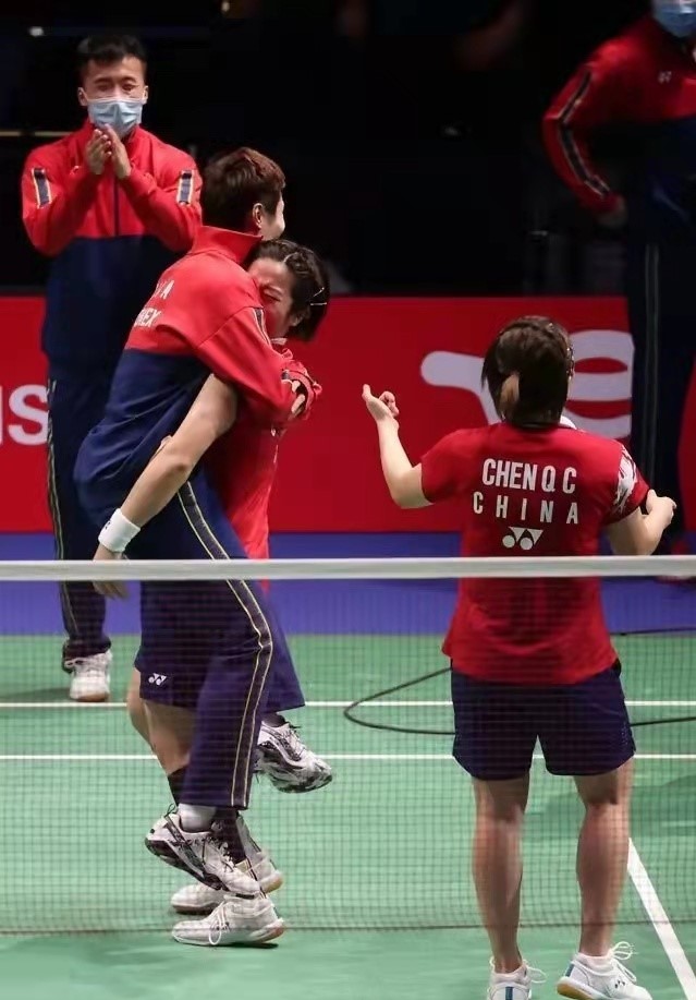 Over two years of exchange of hugs, Jia Yifan and Shi Yuqi were ...