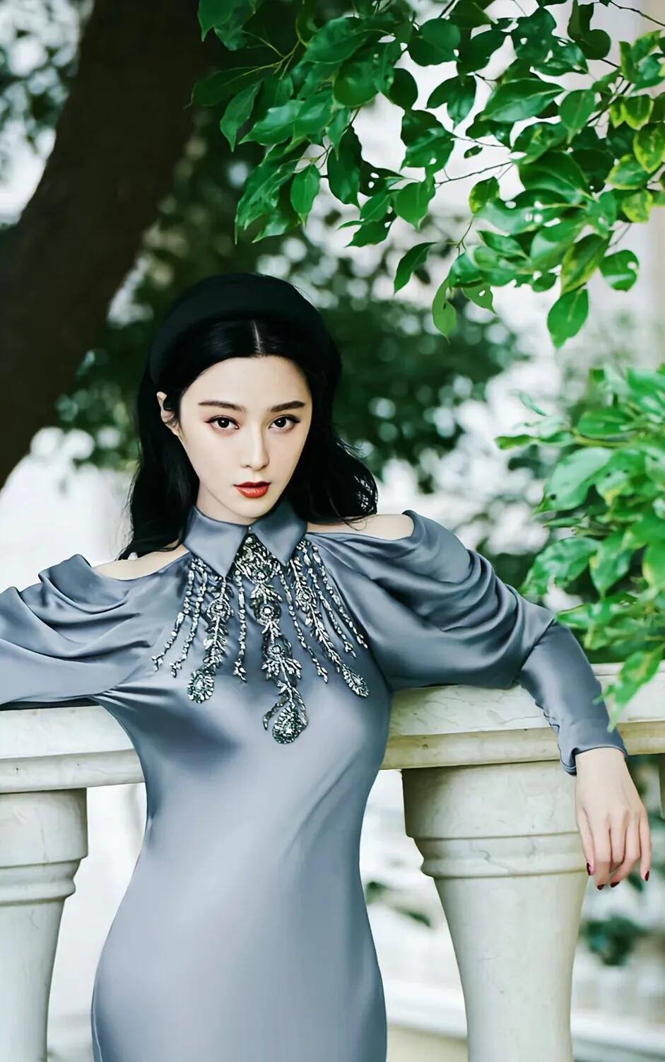 Fan Bingbing's gray dress highlights the S figure - iNEWS
