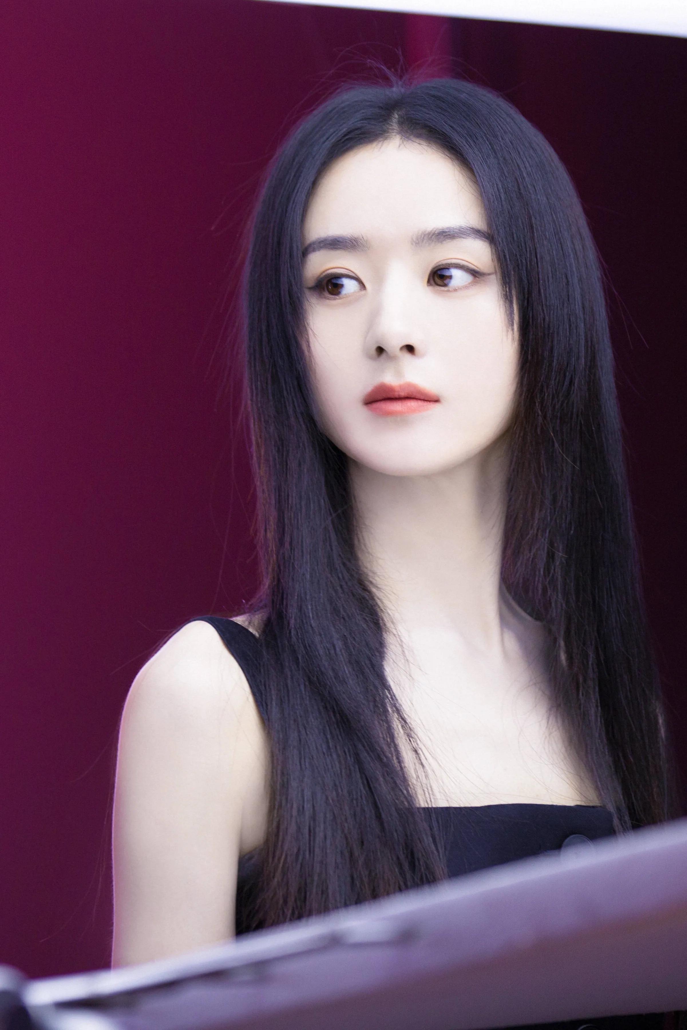 Female celebrity black long straight first love hairstyle, Yang Mi, Qin ...
