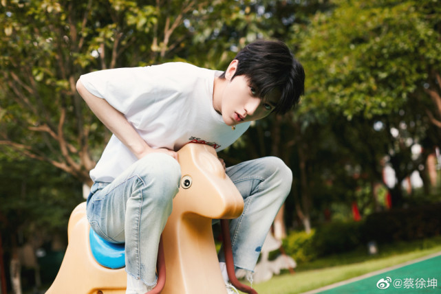 ikun likes to be a mother! Cai Xukun posted photos of her good daughter ...