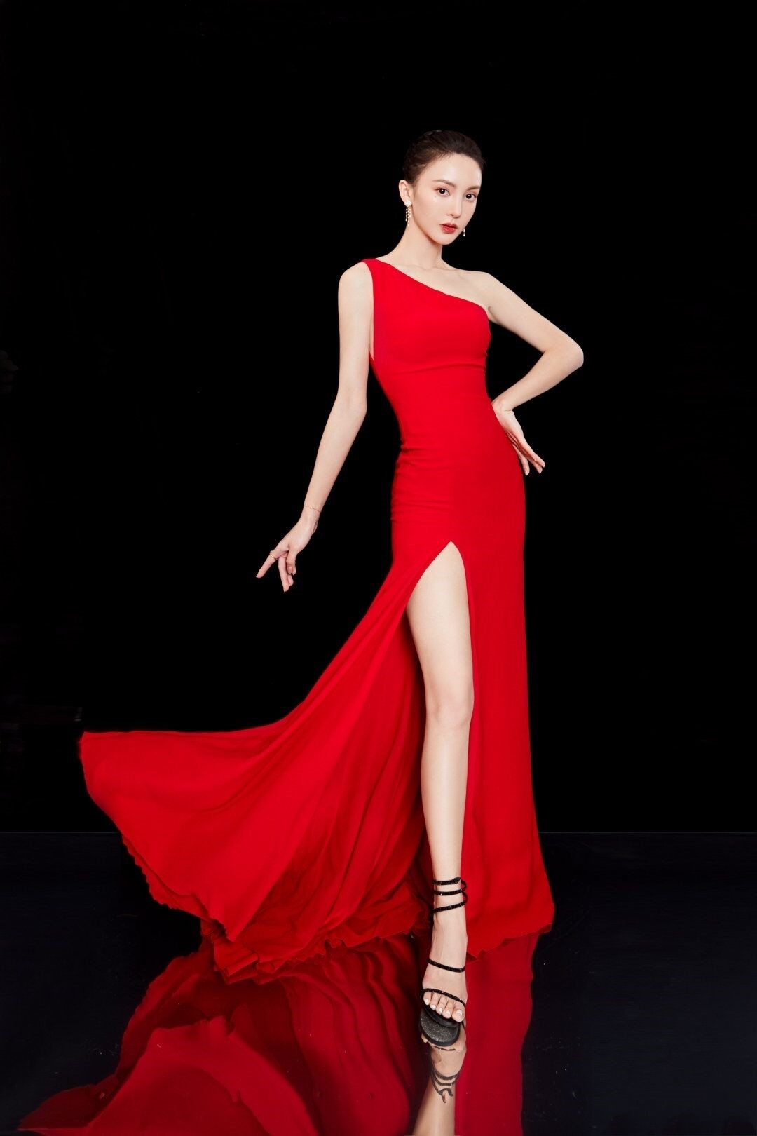 Jin Chen's legs are so amazing - iNEWS