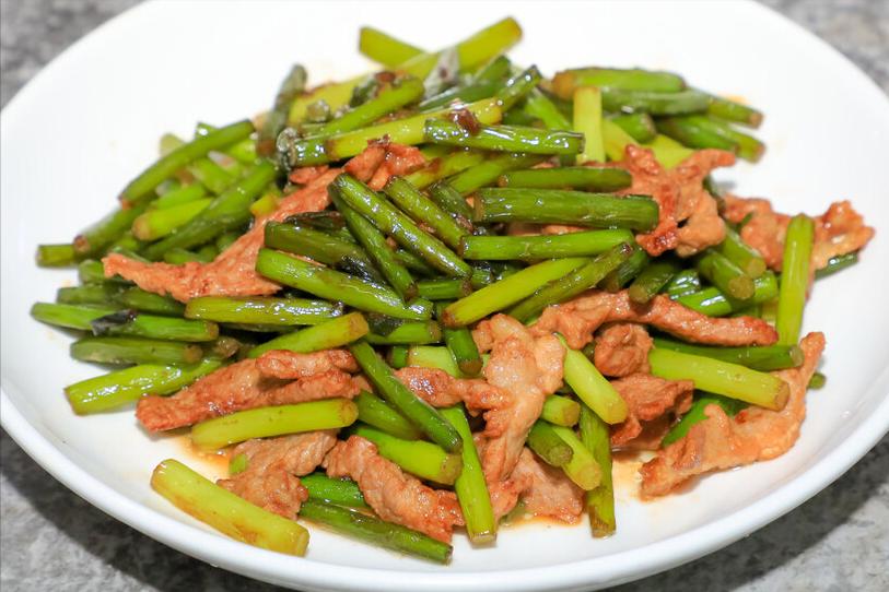 It is a big mistake to stir-fry garlic moss directly in the pot. The ...