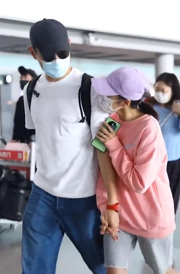 Wang Yanlin Ai Jiani first fit after marriage, her fingers interlocked ...