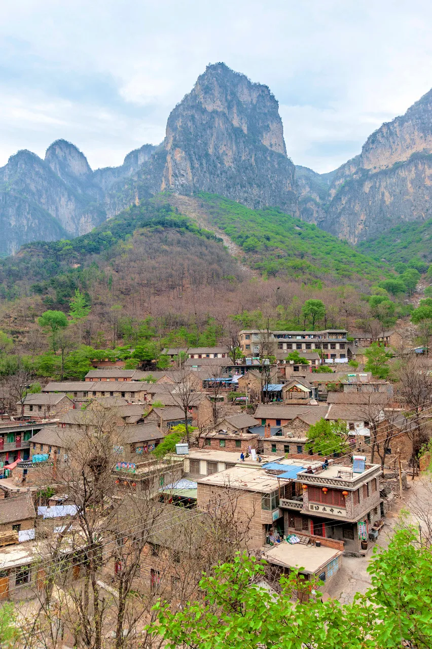The most dangerous village in China, located on a cliff of 1700 meters ...