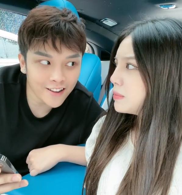 After Han Anran and Ma Zexin received the certificate, there is still a photo with Mr. Piggy at ...