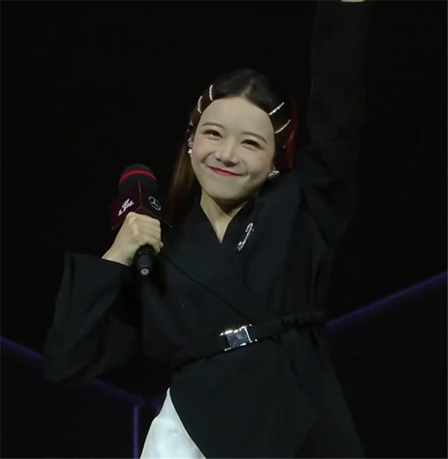 Luo Xin is going to the draft?The host was wearing a "girl group outfit ...