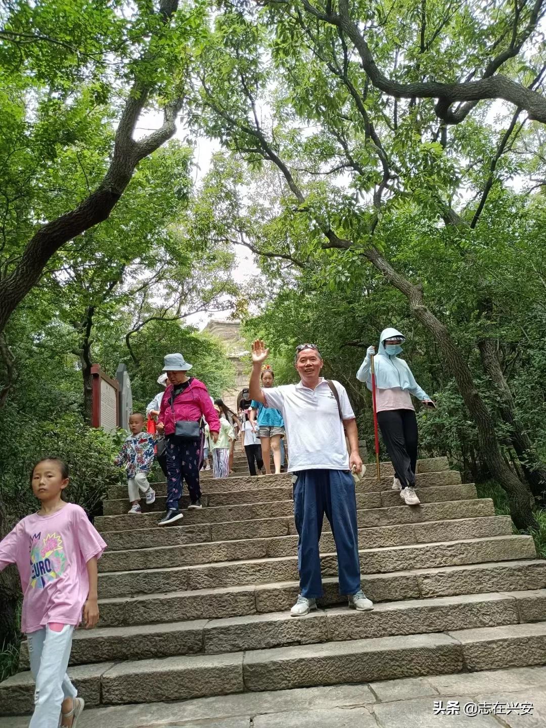 Walking into Huaguo Mountain makes you feel a different kind of scenery ...