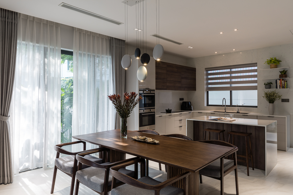 The townhouse of 380 square meters, whether day or night, the ...