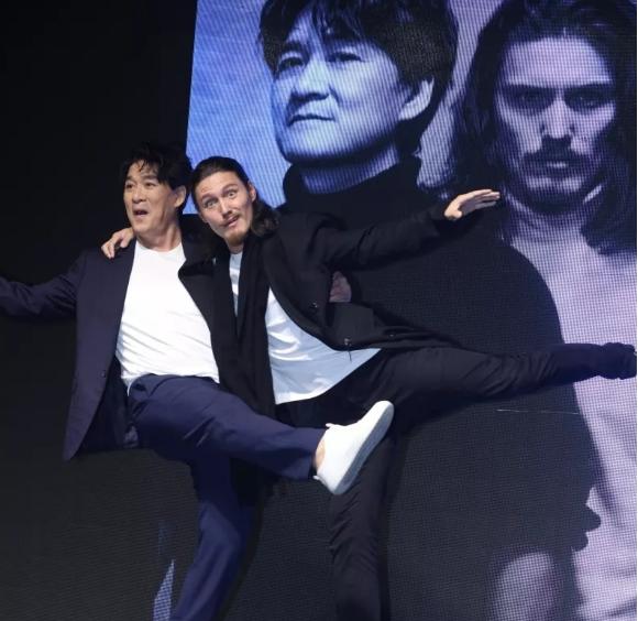 Emil Chau urged his son to make his debut, playing a "foreigner" in the ...