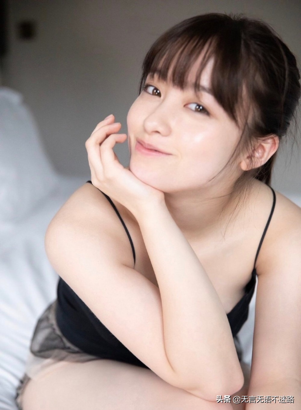 Japanese Beauty Kanna Hashimoto 20 Year Old Sexy Suspender Photo