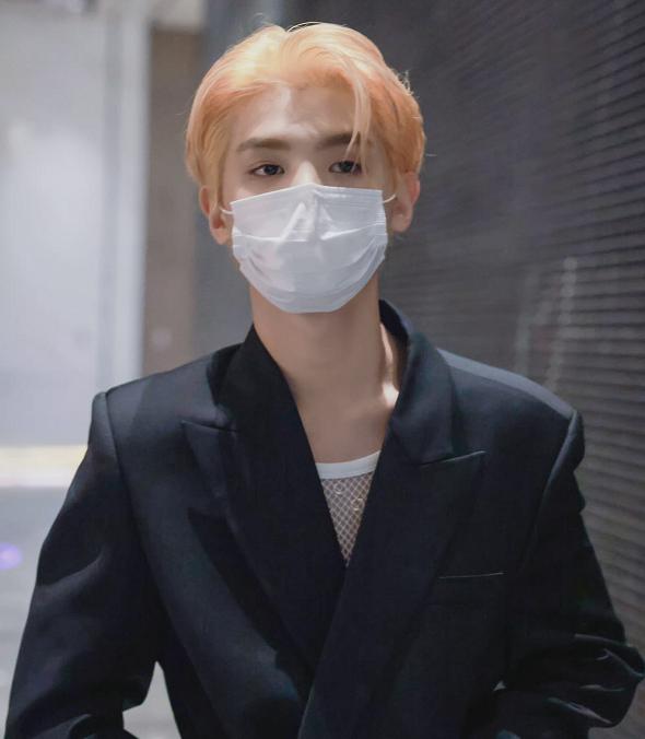 Huang Minghao was dyed back to his blond hair, wearing white fishnet ...