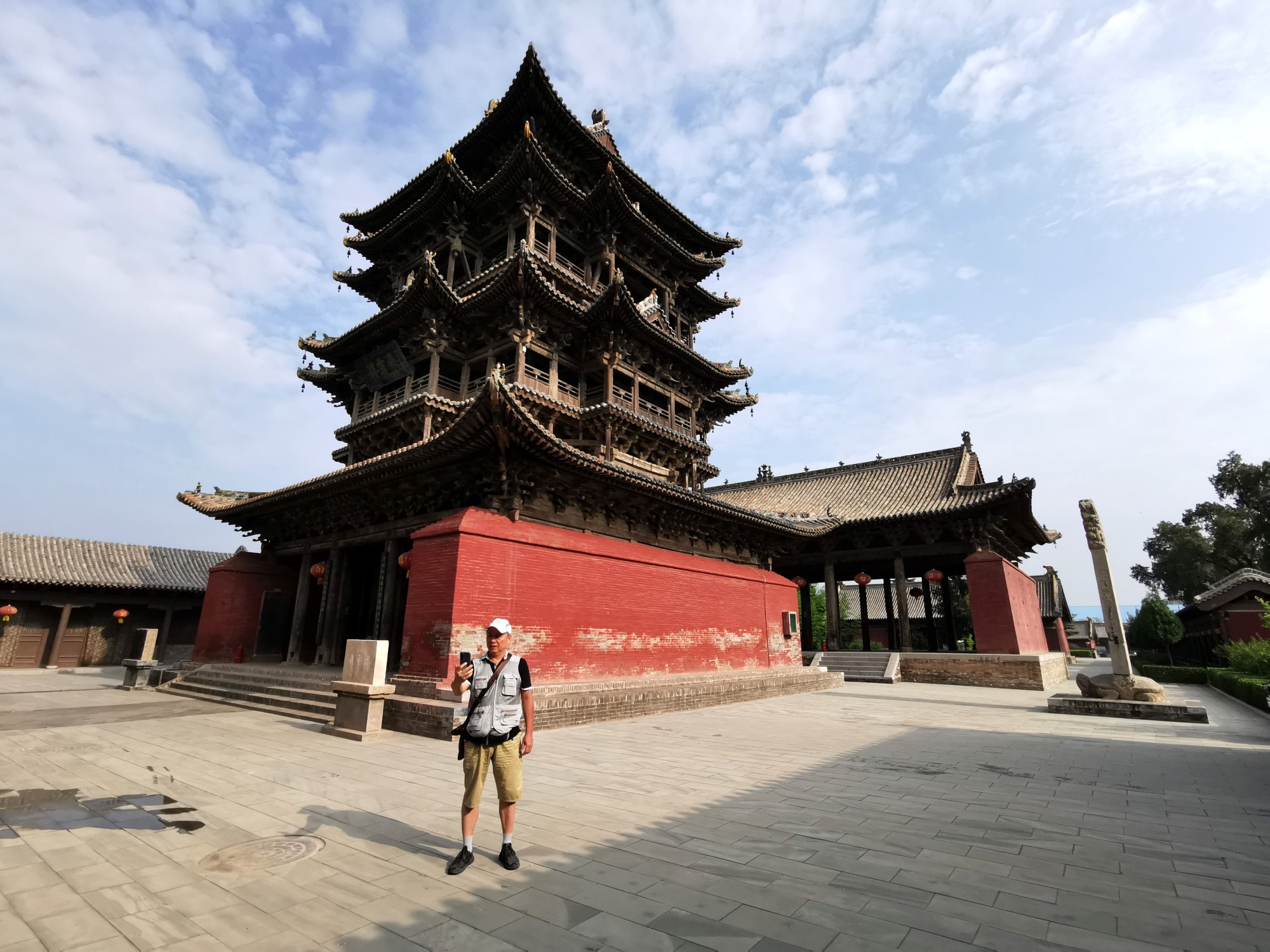 Wanrong has a Feiyun Tower half inserted in the cloud - iNEWS
