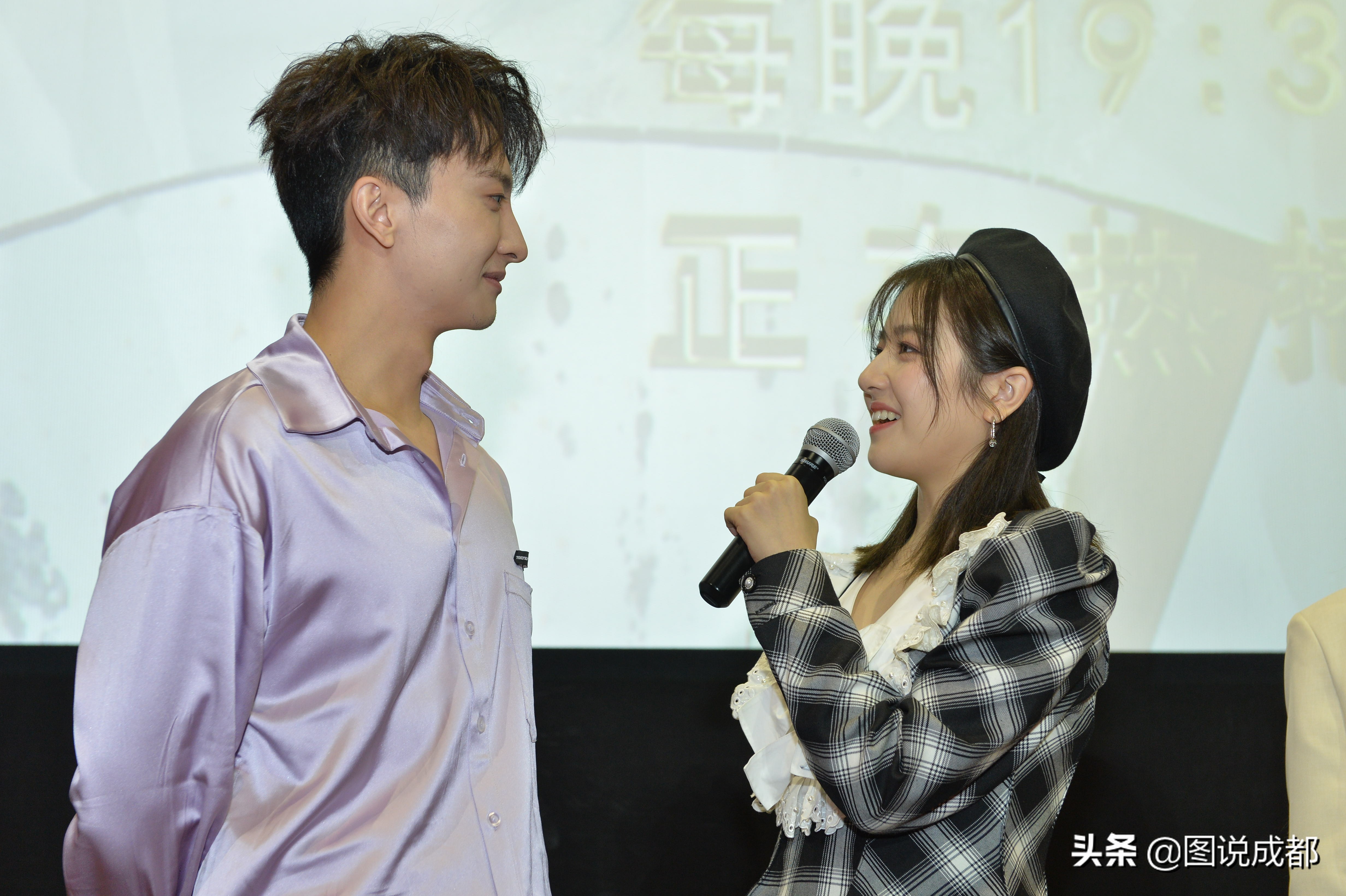 Li Landi and Niu Junfeng look at each other affectionately, and the new ...