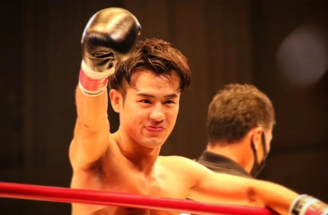 25-year-old Japanese boxer goes out of the circle because of his high ...