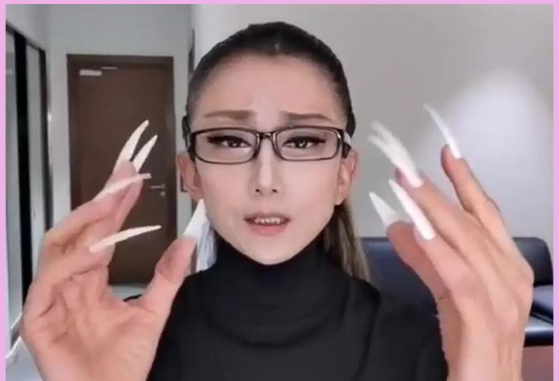 Yang Liping is drying her yard and mopping the floor with black lace ...