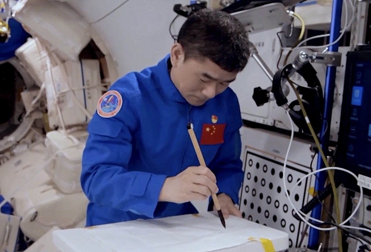 Writing in space is too difficult?The United States spends millions of ...