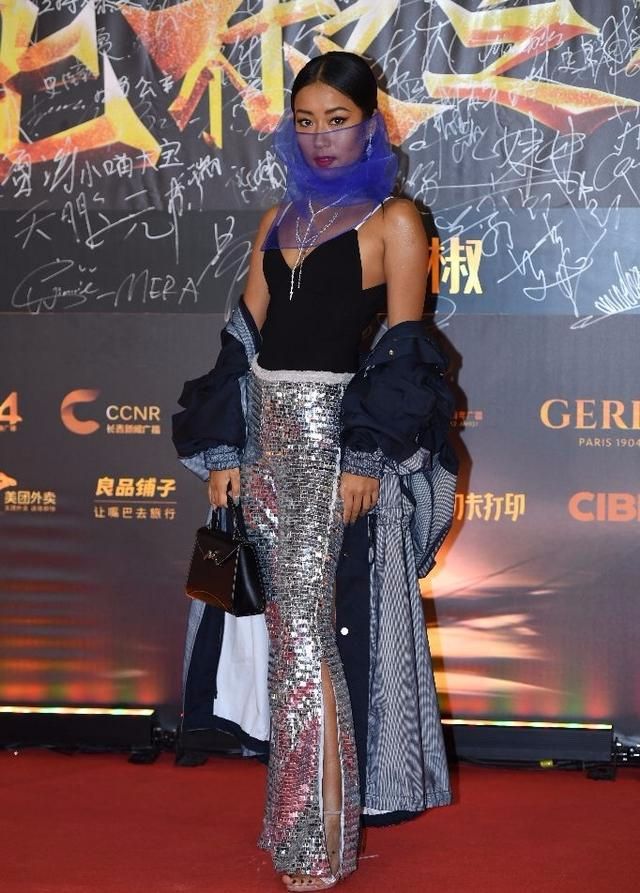 Jike Junyi is a demon again, his skirt is supported by a zipper, can't find his waist up and ...