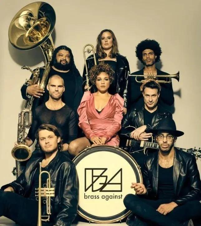 Vomit!The American female singer urinates on the face of a male fan at ...