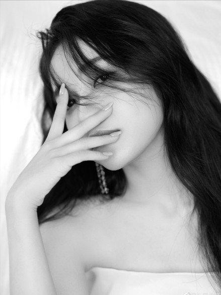 The newest girl Lin Boyang, who walked the red carpet with Zhang Yimou ...