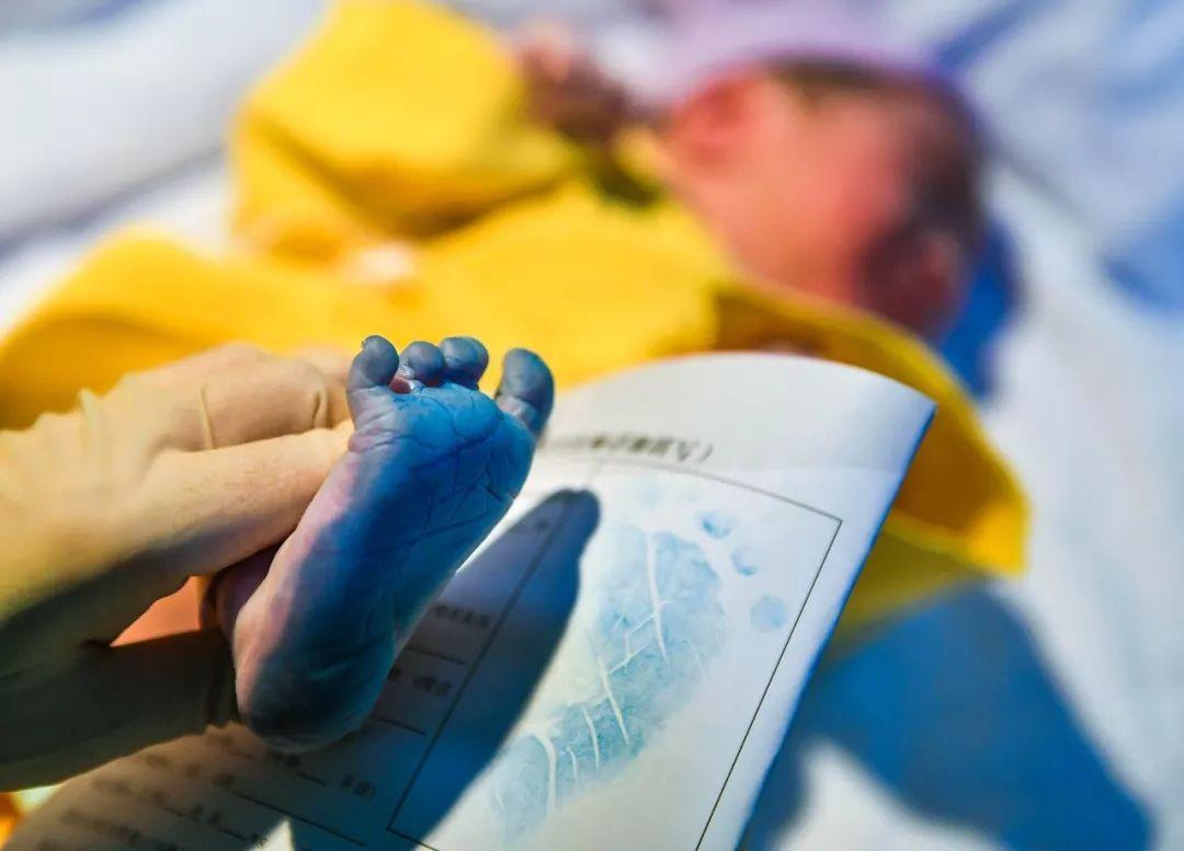 Why does the hospital collect the "footprints" of the fetus?The doctor ...