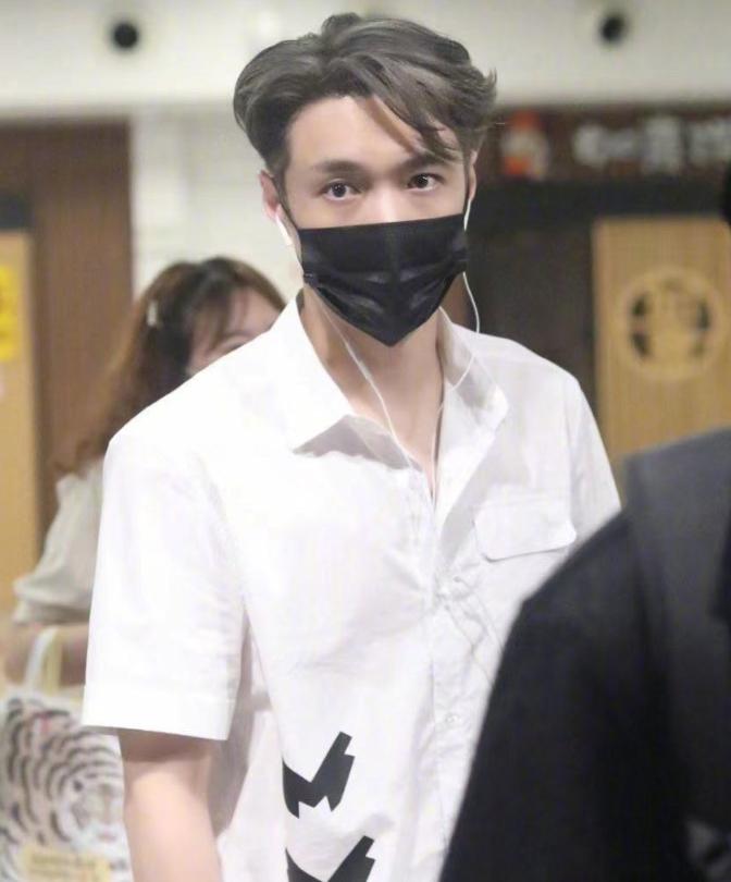 Street dance Reuters revealed that Zhang Yixing's linen gray hair color ...